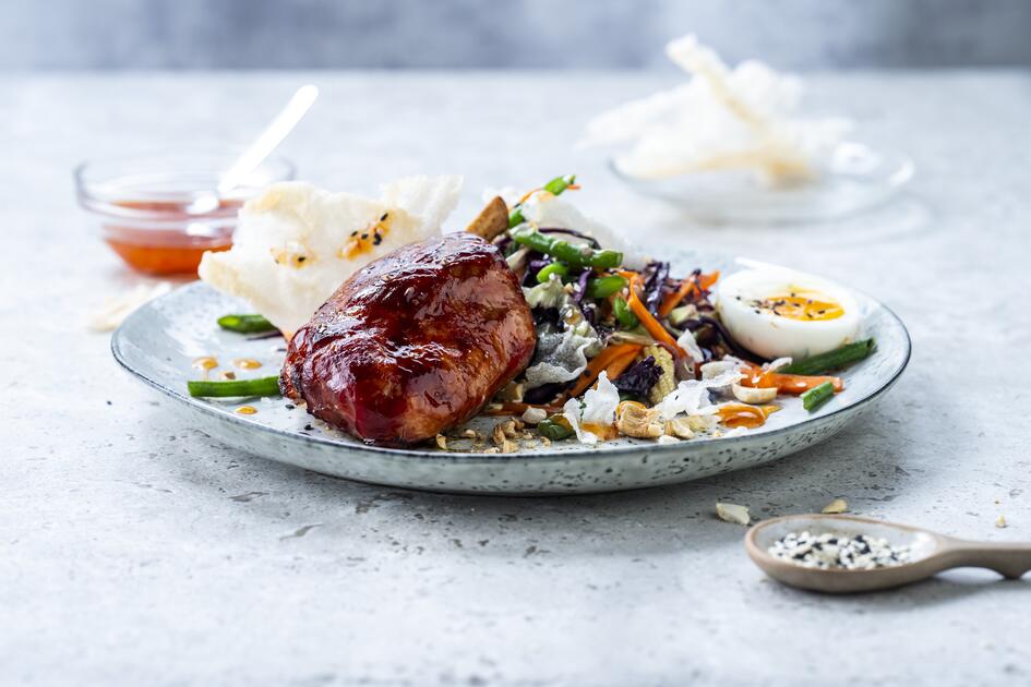 Gelakt Hammetje met Stir-Fry Groenten & Krokantje - Imperial